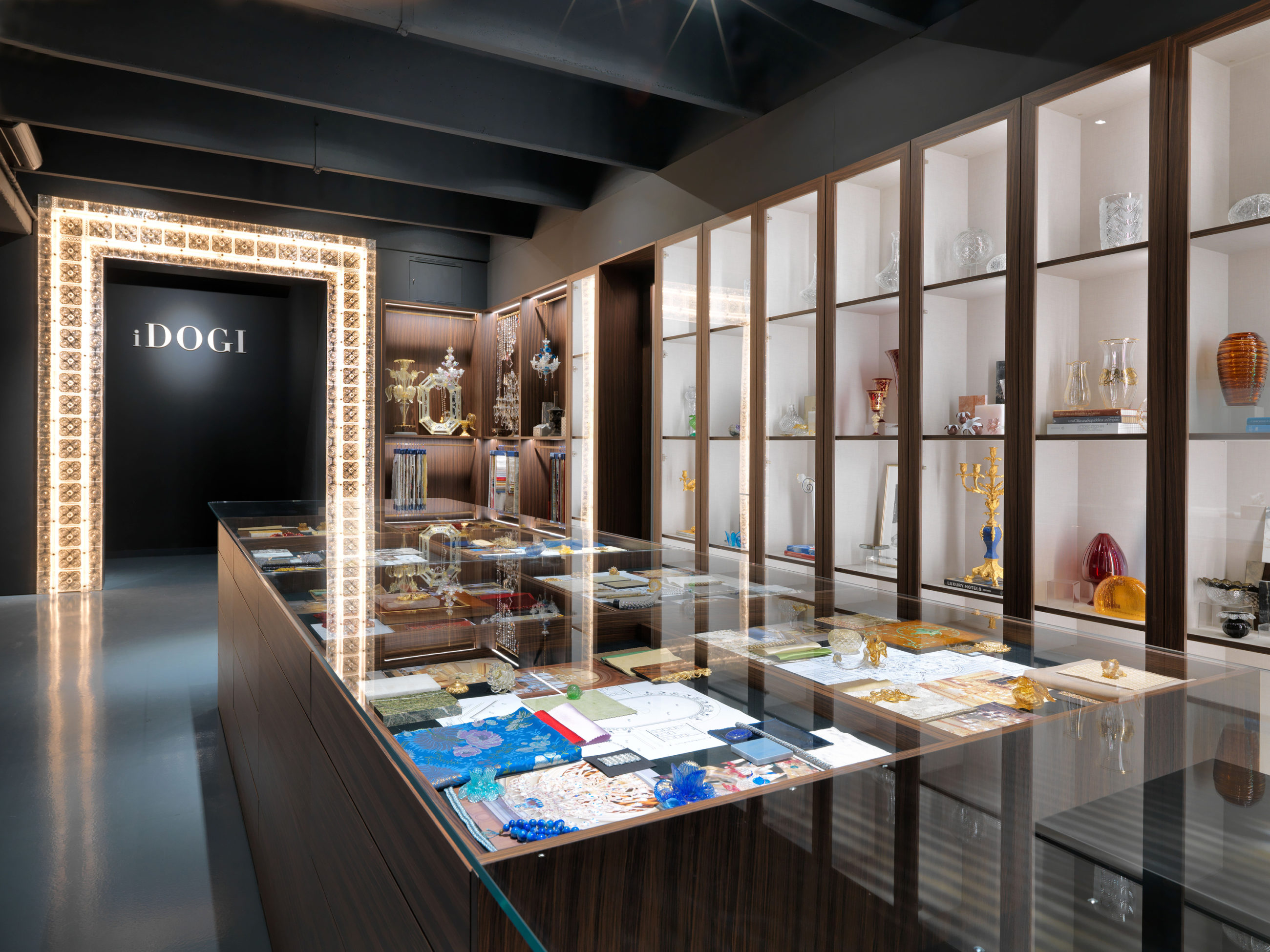 Arc de Triomphe Doorframe - iDogi